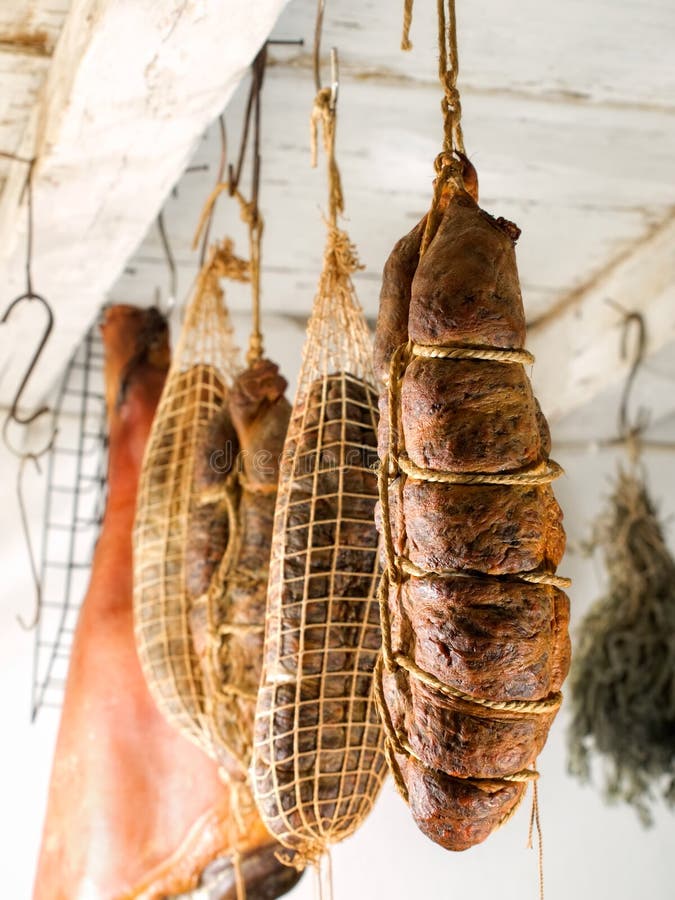 Viande fumée photo stock. Image du rouge, saucisse, porc - 20391276