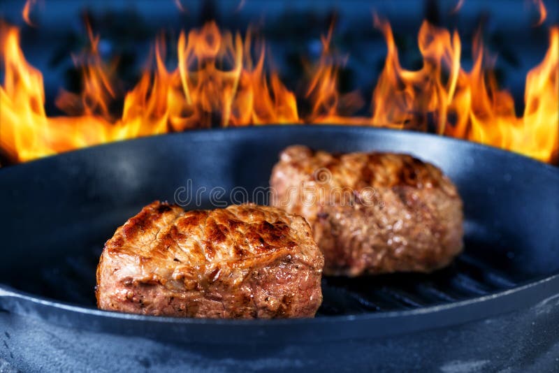 Viande Juteuse Frite Dans Un Gril Sur Le Feu Photo stock - Image of ...