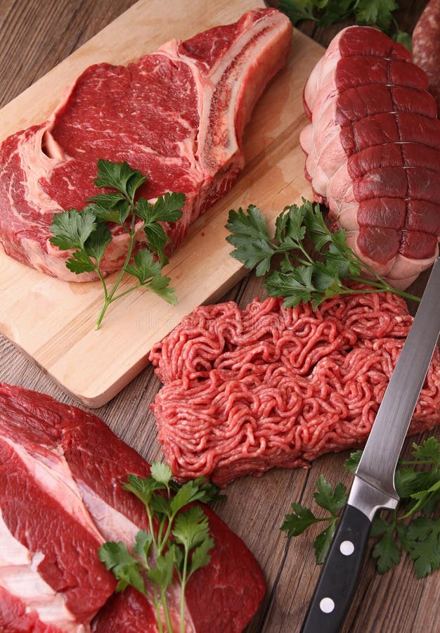 Viandes crues photo stock. Image du studio, boeuf, saucisse - 22146430