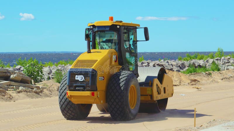 Vibration Tractor CAT Cs12gc Single-cylinder Road Roller. Soil ...