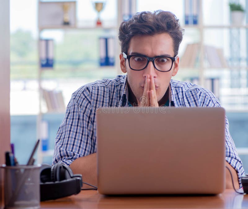 O Viciado Do Gamer Que Joga Jogos De Computador Em Casa Imagem de Stock ...