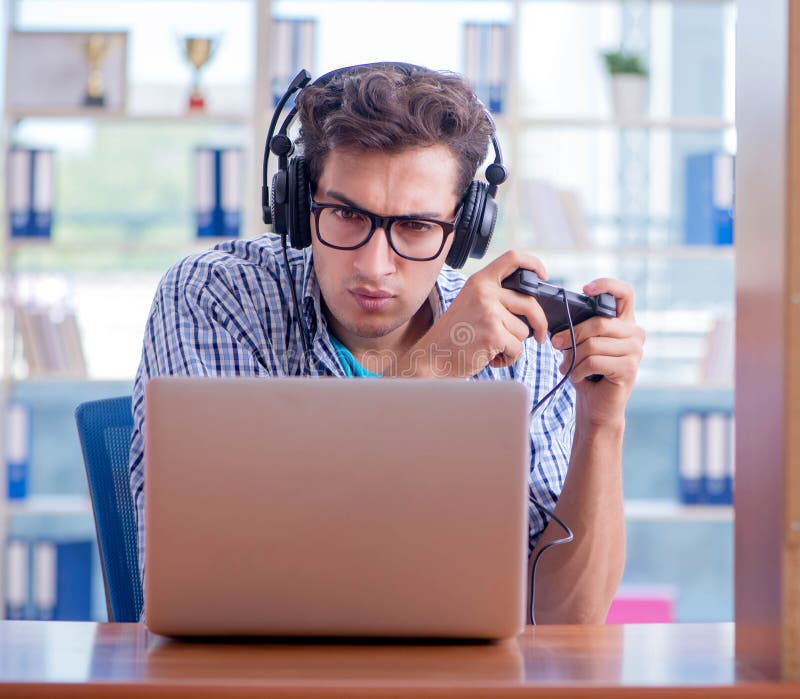 O Viciado Do Gamer Que Joga Jogos De Computador Em Casa Imagem de Stock ...