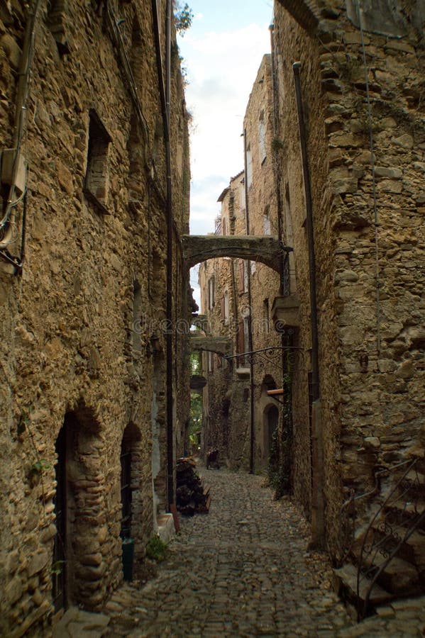 Vicoli di Bussana Vecchia fotografia editoriale. Immagine di artista ...