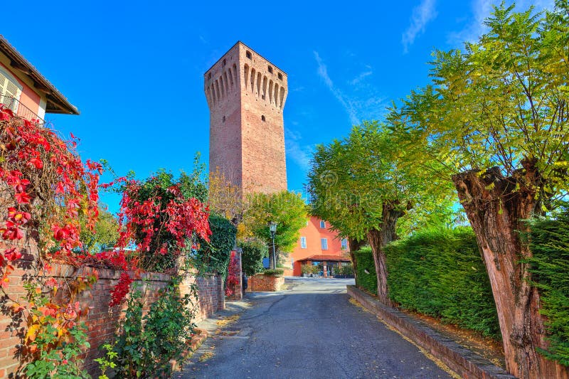 Vicolo E Torre Medievale Alta Rossa in Piemonte, Italia. Immagine Stock ...