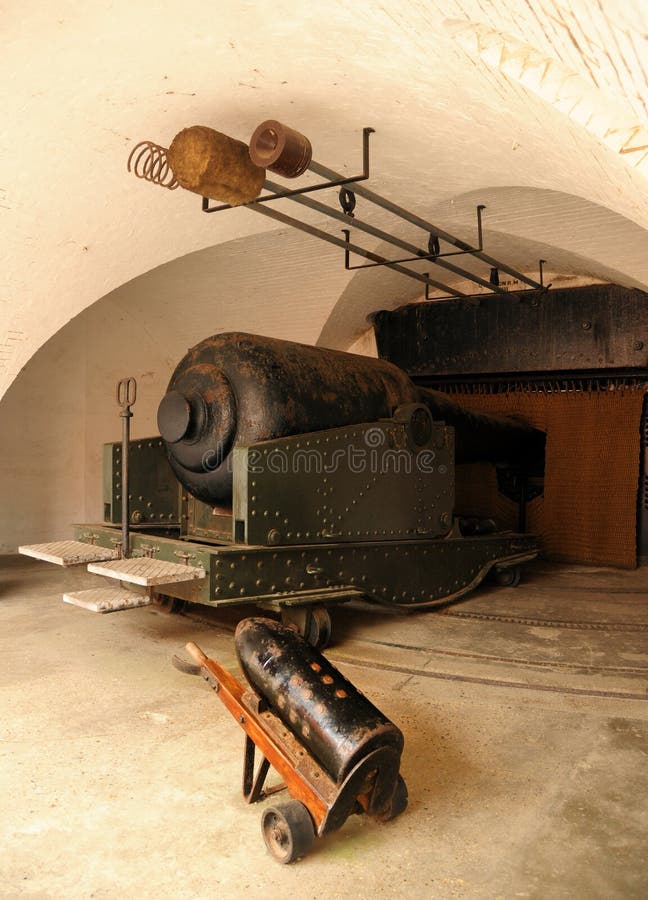 Victorian 38 ton cannon. editorial photo. Image of shell - 21033181