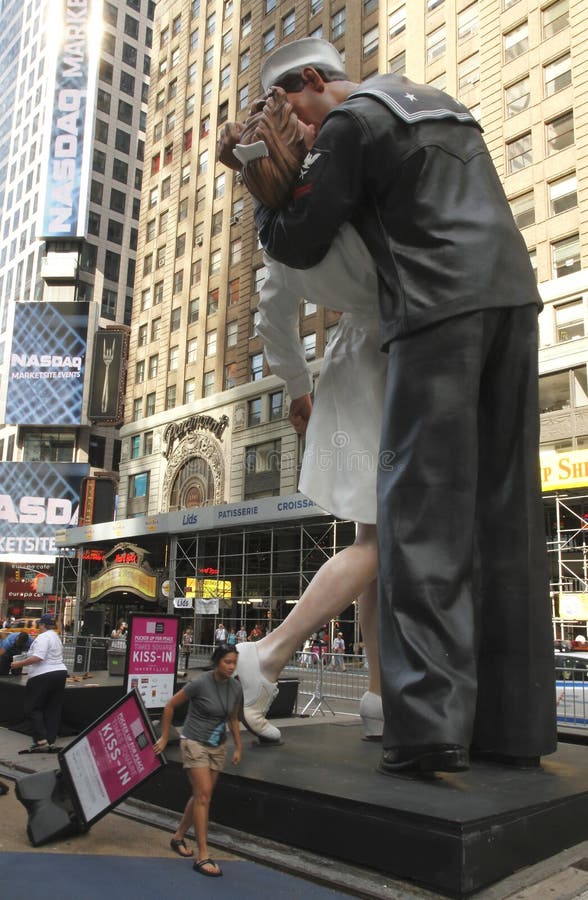 Victory Kiss Statue in Times Square Editorial Photo - Image of street ...