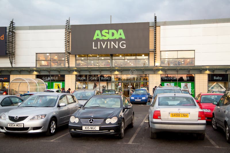 BASINGSTOKE, REINO UNIDO - 20 DE JULIO DE 2016: Almacene El Frente Del ...