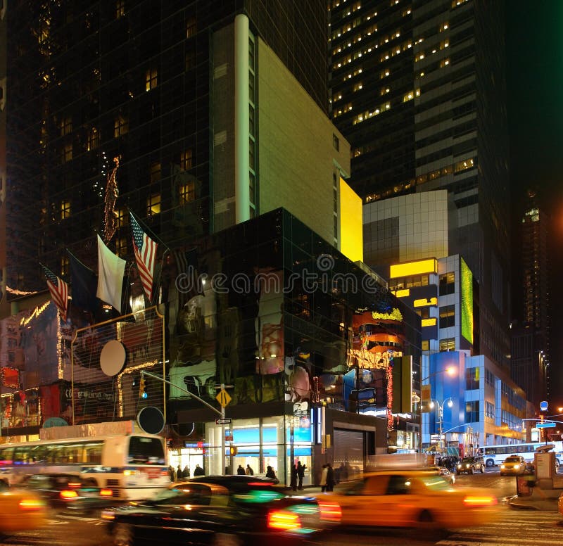 Vida De Cidade Com O Times Square Na Noite Foto de Stock - Imagem de ...