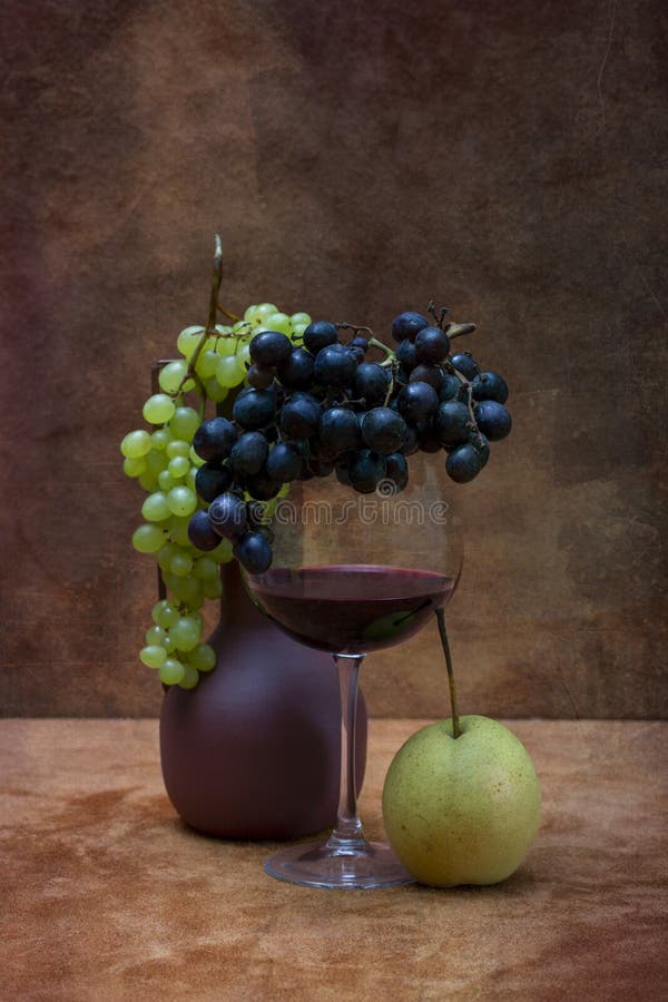 Vida Residual Con Uvas De Pera De Pipa Y Un Vaso De Vino Foto de ...