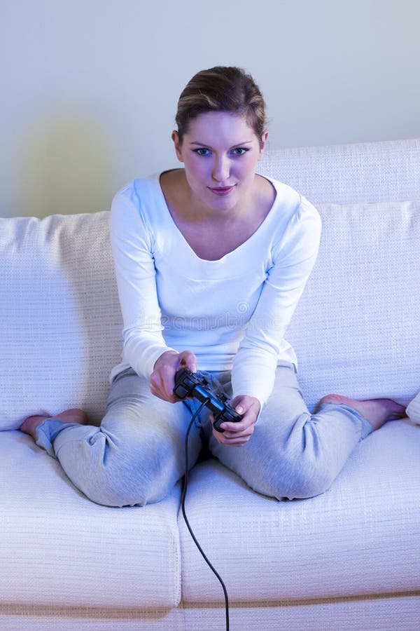 Video gamer femminile immagine stock. Immagine di strato - 13831163