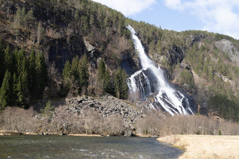 Vidfoss Es Una Cascada Ubicada En El Municipio De Ullensvang En El ... Vidfoss Es Una Cascada Ubicada En El Municipio De Ullensvang En El ...