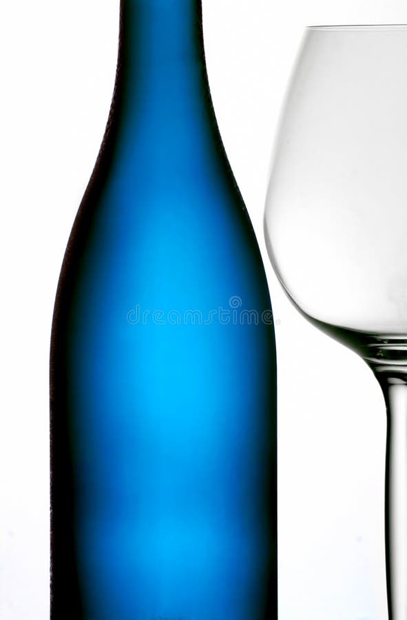 Botella azul con ginebra foto de archivo. Imagen de blanco - 13021430