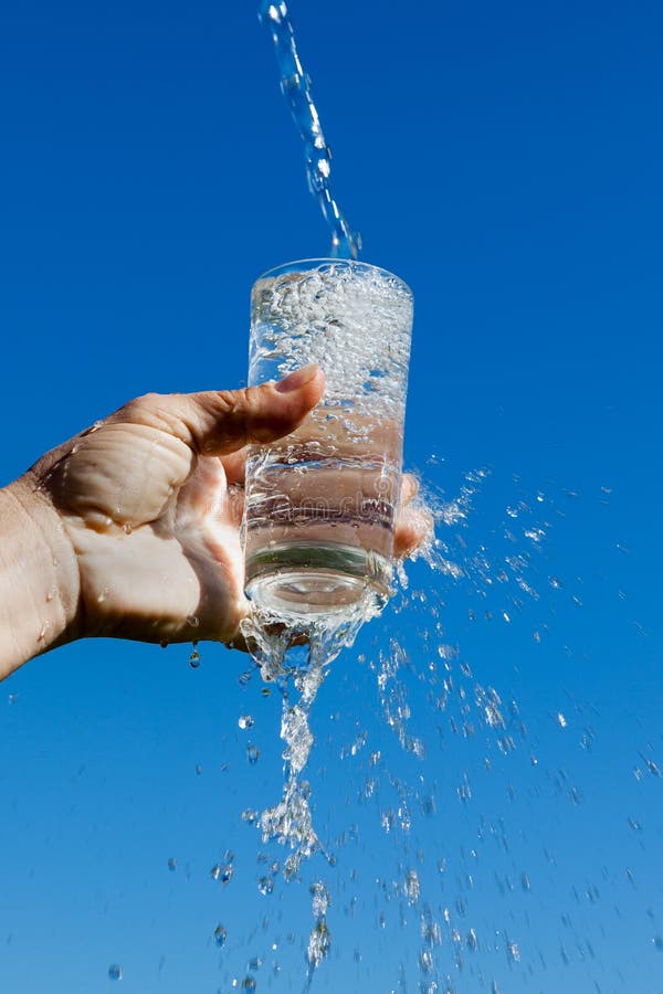 Vidrio de agua. foto de archivo. Imagen de refresco, mano - 32293876