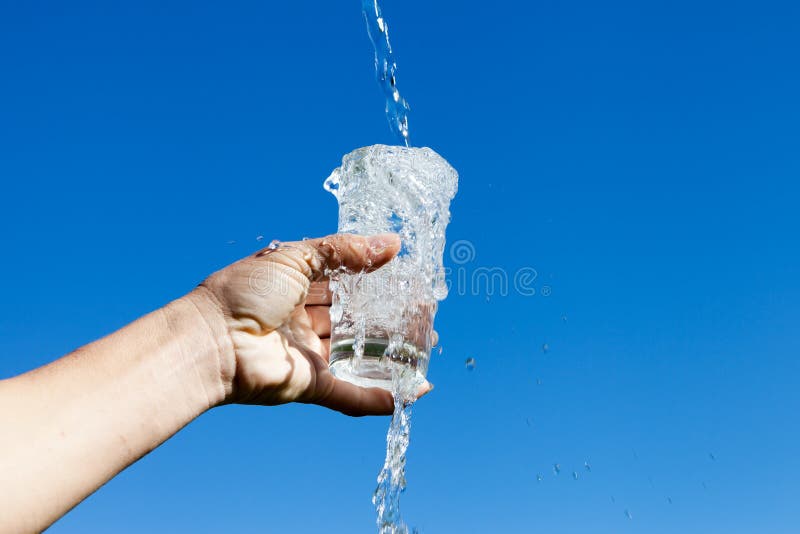 Vidrio de agua. foto de archivo. Imagen de refresco, mano - 32293876