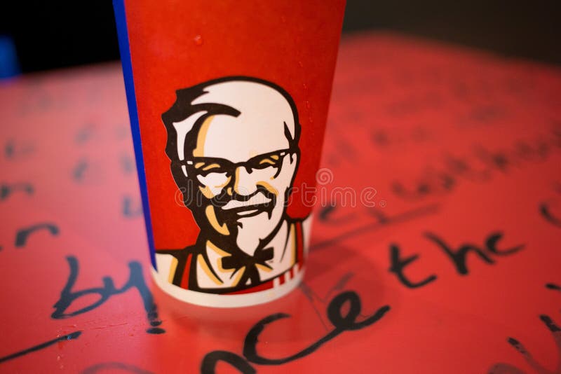 Vidrio De KFC En Una Tabla Roja Con Las Letras Modeladas Foto de ...