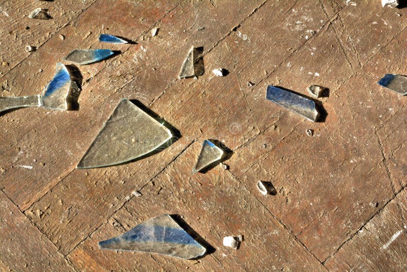 Vidrio quebrado en un piso foto de archivo. Imagen de suelo - 35131232