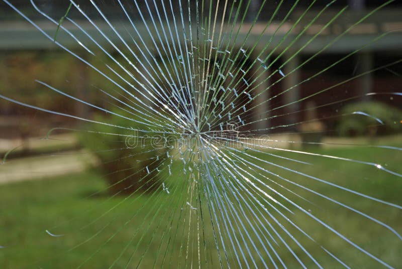 Vidrio roto imagen de archivo. Imagen de cristal, fragmentos - 5741843