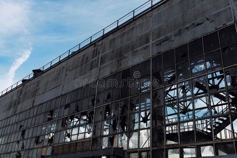 Vidrio Roto Y Fachada Destruida De Edificio Industrial Foto de archivo ...