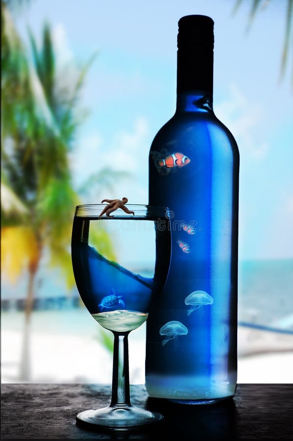 Vidrio Y Botella Azules De Vino Imagen de archivo - Imagen de caliente ...