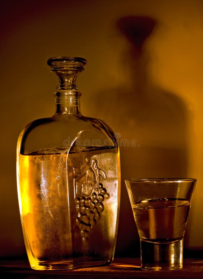 Vidrio y botella de brandy foto de archivo. Imagen de blanco - 22352300