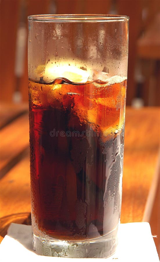 Vidro alto da soda imagem de stock. Imagem de gostoso - 2148257