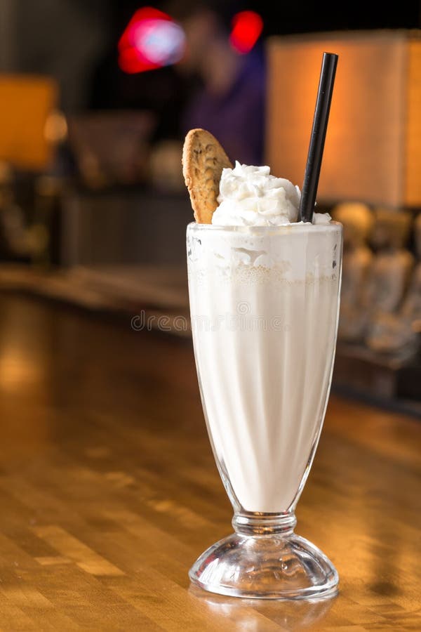 Milk Shake Da Baunilha Com Cookies Do Chocolate E Palha Preta Imagem de ...