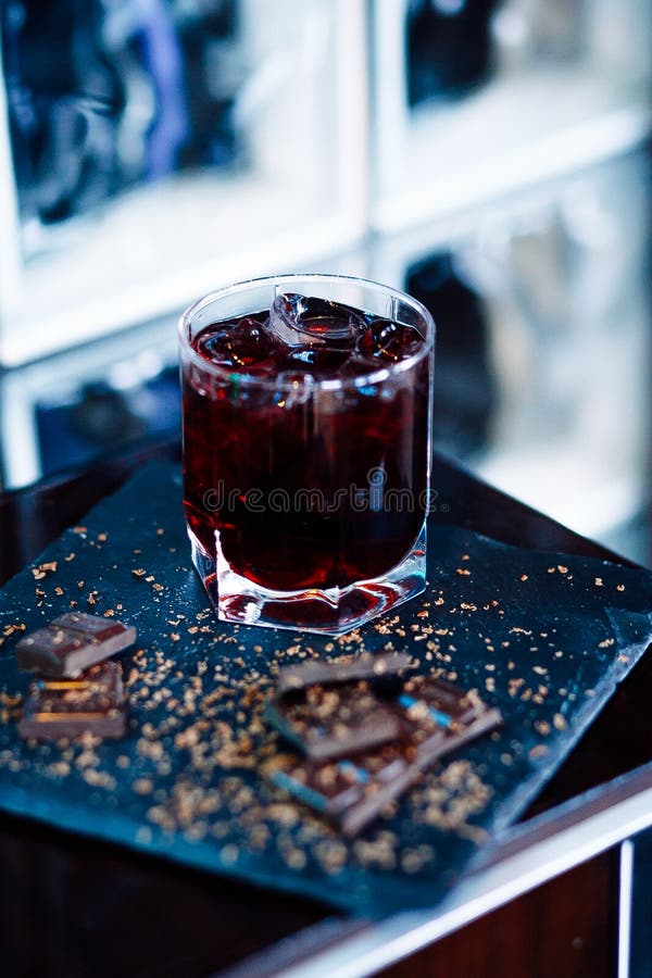 Vidro Do Suco Da Cereja Com Partes Do Chocolate Imagem de Stock ...