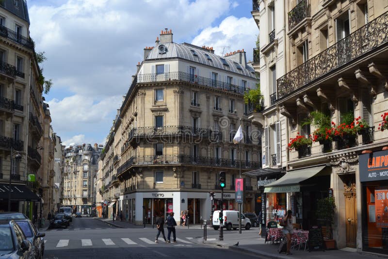 Vie di Parigi immagine stock editoriale. Immagine di orologio - 89933639