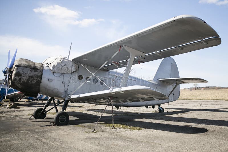 Vieux, avion, aérodrome photo stock. Image du exposition - 41102288