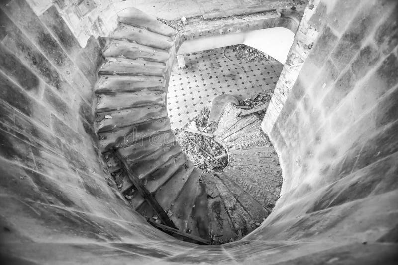 Vieil escalier ruiné photo stock. Image du ruines, architectural ...