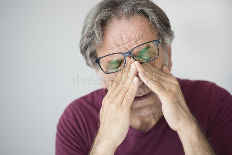 Vieil Homme Avec La Fatigue D'oeil Image stock - Image of sureau ...