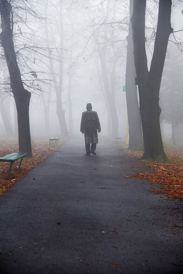 Vieil Homme Dans Un Brouillard Image stock - Image du mystère ...