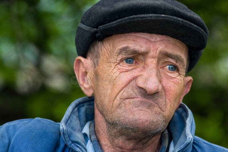 Vieil homme triste image stock. Image du sérieux, âge - 14233733