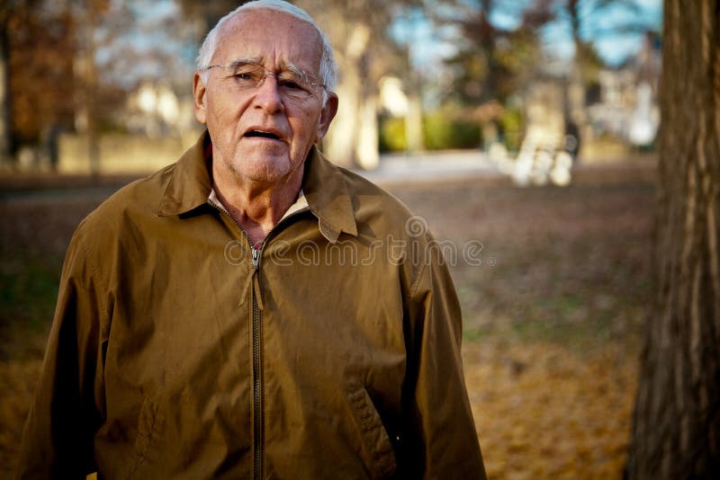 Vieil homme triste image stock. Image du cheveu, grand - 14316499