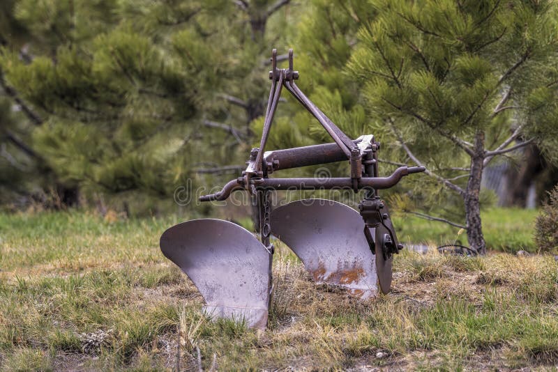 Vieille Charrue Antique De Ferme Photo stock - Image du zone, vieux ...