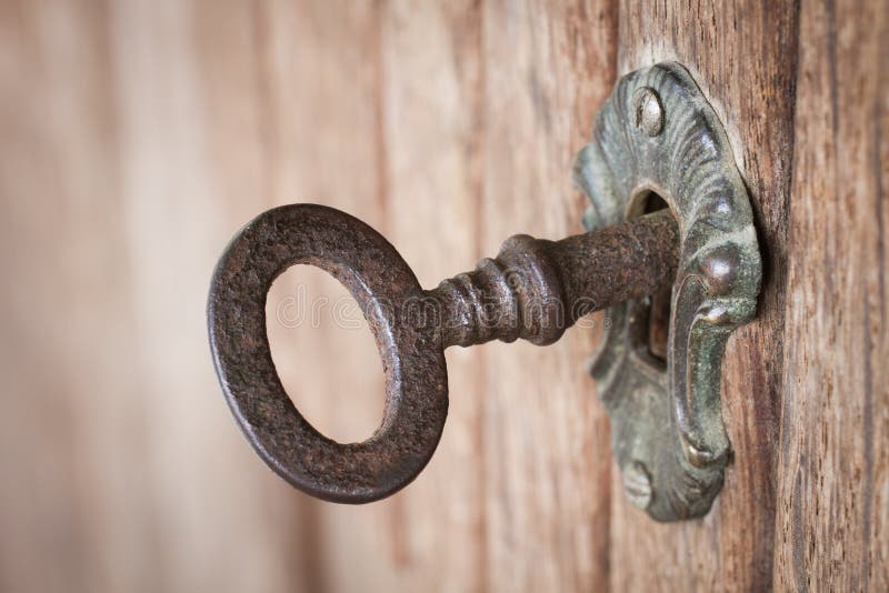 Vieille Clé Dans Un Trou De La Serrure Image stock - Image du cabinet ...