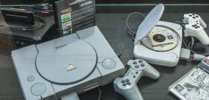 Vieille console de jeu photo stock éditorial. Image du technologie ...