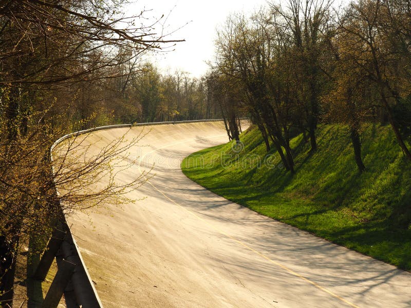 Vieille Courbe Parabolique De Circuit De Monza Photo stock - Image du ...