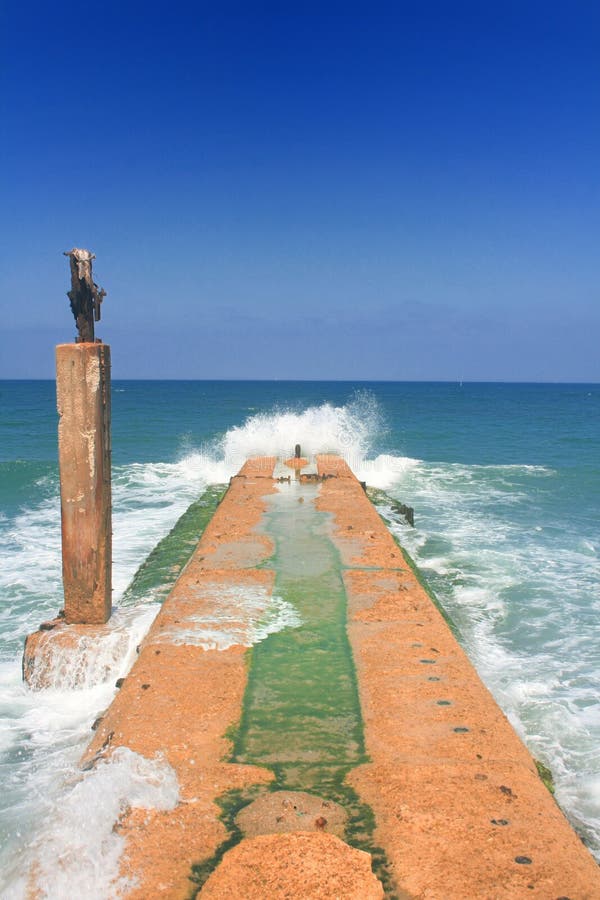 Vieille Digue Entrant Dans La Mer Image stock - Image of ciment, ondes ...