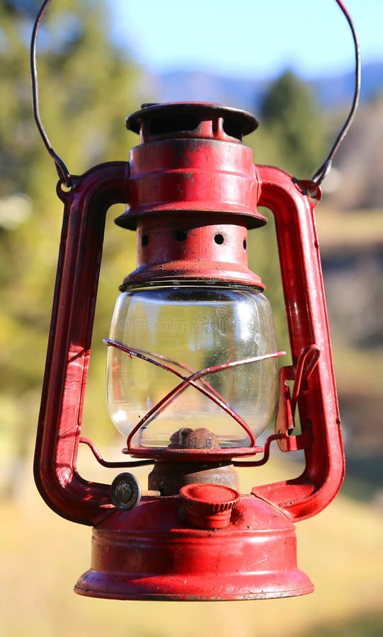 Vieille Lanterne Rouge De Vintage Photo stock - Image du lumière, lampe ...