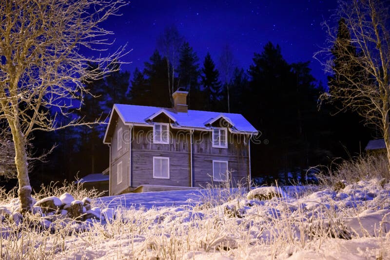 Nuit D'hiver Avec De Vieilles Maisons De Ferme Photo stock - Image du horizontal, forêt: 53990952