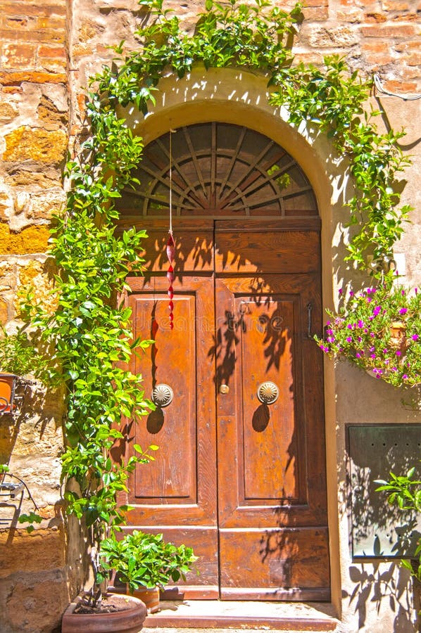 Vieille Porte, Toscane, Italie Photo stock - Image du trappe, fleuri ...