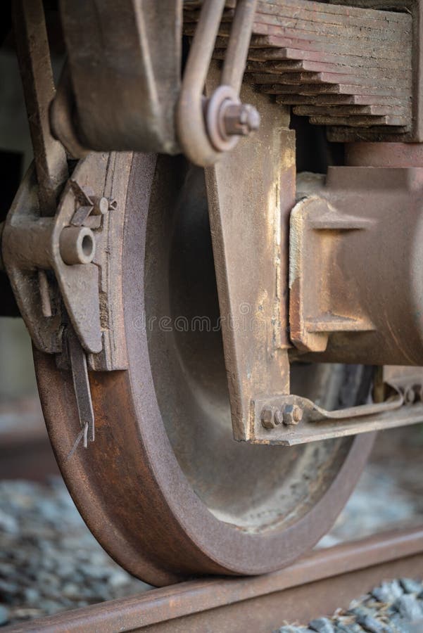 Vieille roue de train image stock. Image du gare, industrie - 144972291
