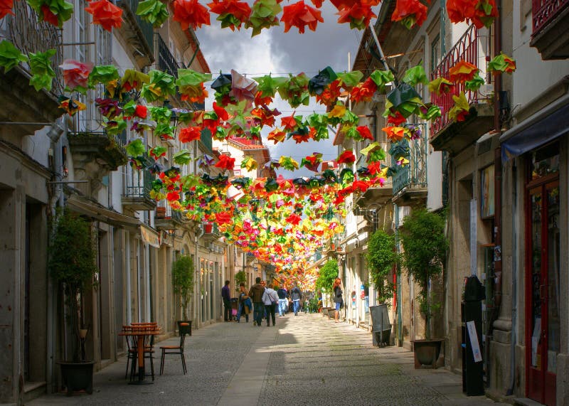 Vieille Rue Décorée Des Fleurs Image éditorial - Image du décoré, vieux ...