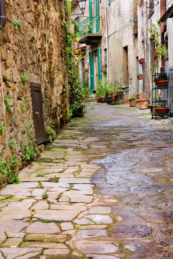 Vieille ruelle en Toscane image stock. Image du ruelle - 22243617