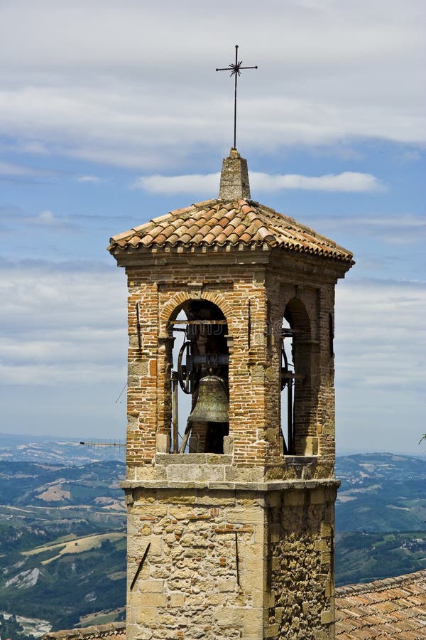 Vieille tour de cloche photo stock. Image du italie, moyen - 10325094