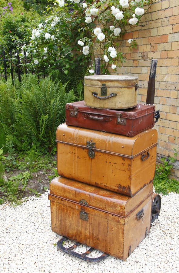 Vieilles valises photo stock. Image du gare, bagage, sale - 1862984