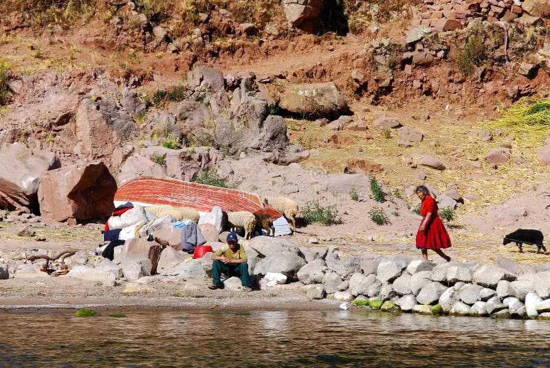 Vieja Gente Peruana Que Vive En El Lago Titicaca Foto editorial ...