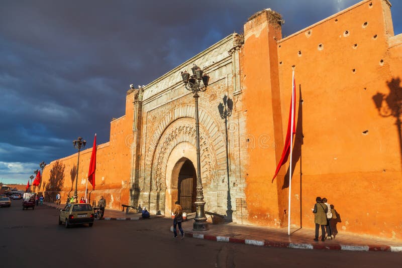 Vieja Puerta Bab Agnaou De La Ciudad En Marrakesh Fotografía editorial ...