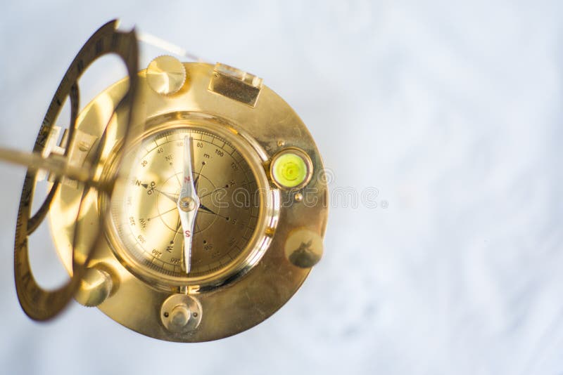 VIEJO COMPÁS CON EL RELOJ DEL SOL PARA NAVAL Foto de archivo - Imagen ...